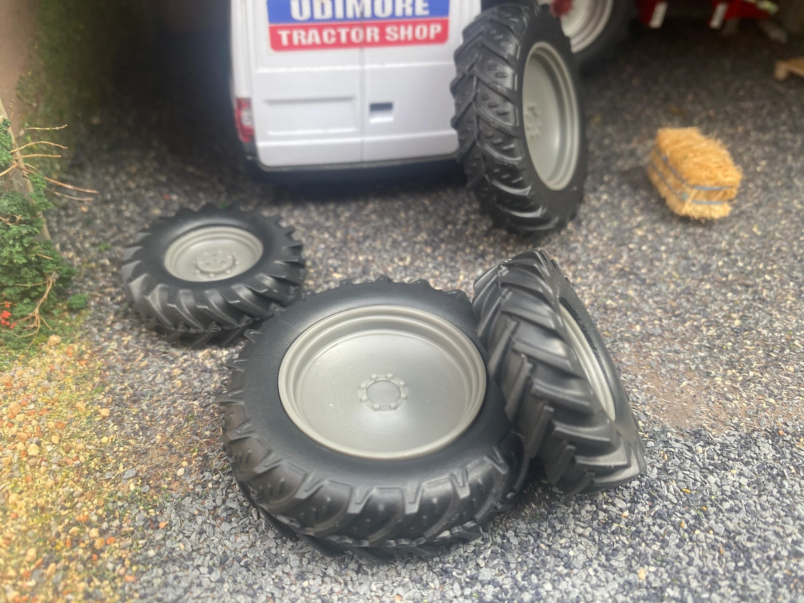 04294 Set of 4 Tractor wheels 38mm x 11mm & 52mm x 14mm Artisan32 farm ...