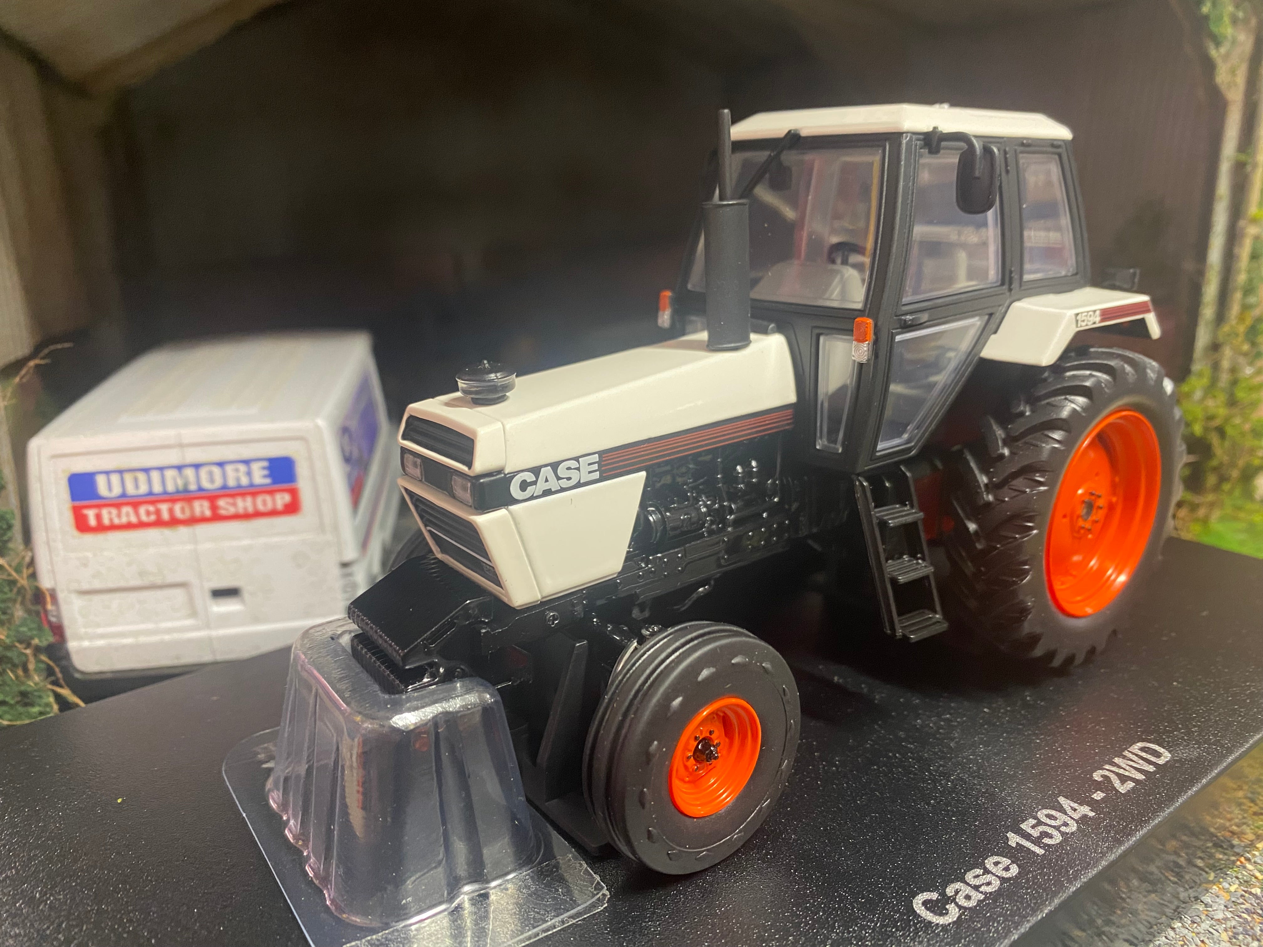 Universal Hobbies CASE International 1594 2wd Tractor BOXED 1:32 scale ...