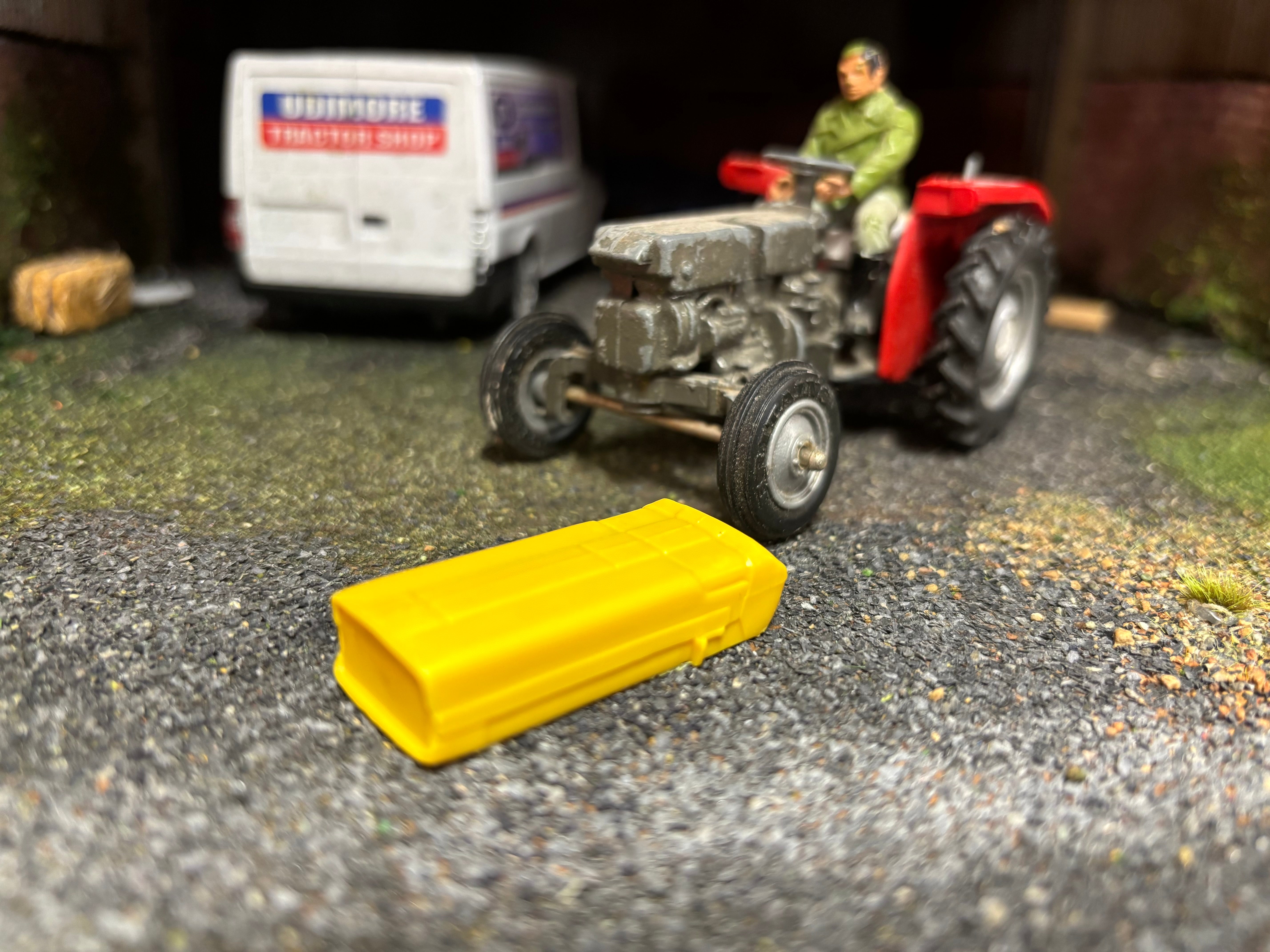 Britains Massey Ferguson 135 Tractor Industrial Yellow bonnet 1:32 sca ...