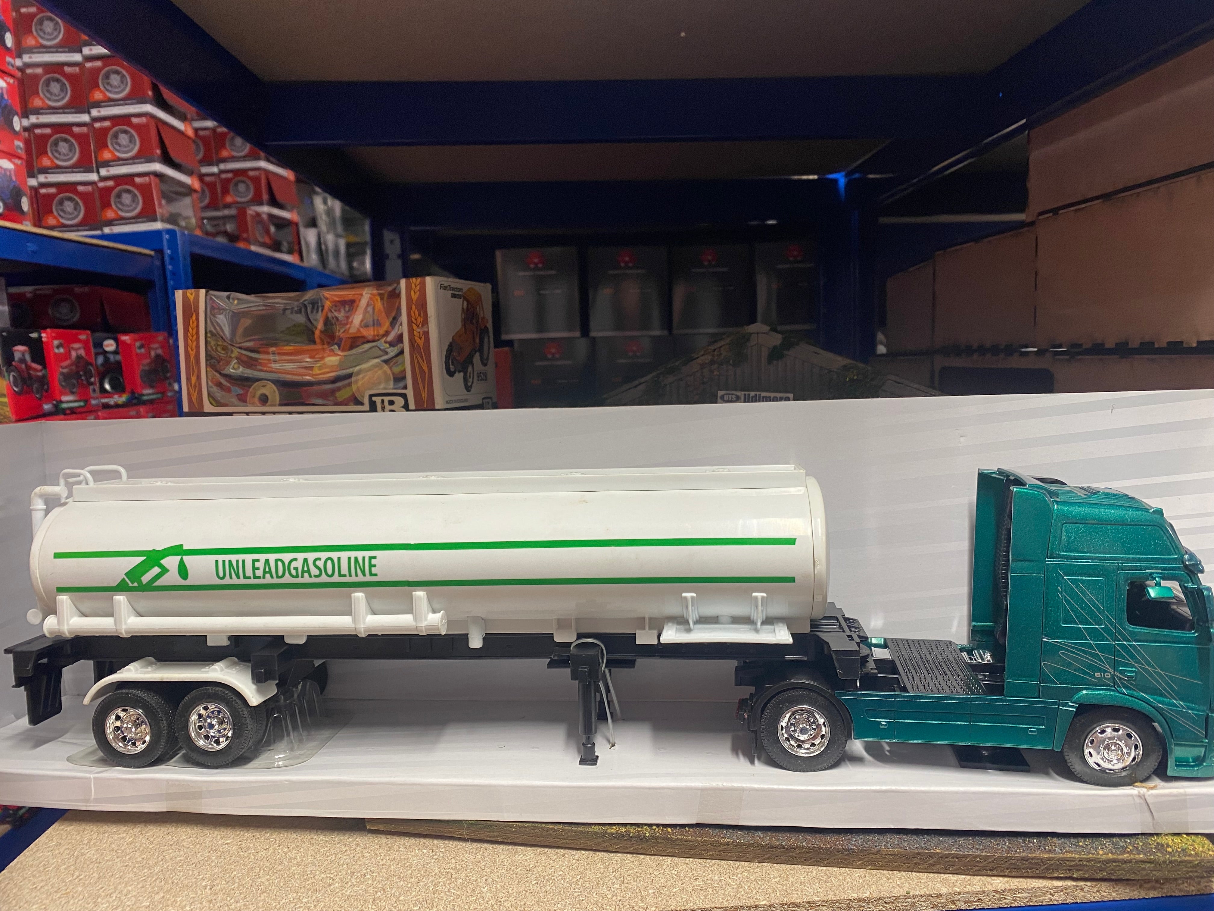 Fast Lane Toys R Us Volvo Globetrotter Fuel Truck Transporter 1:32 sca ...